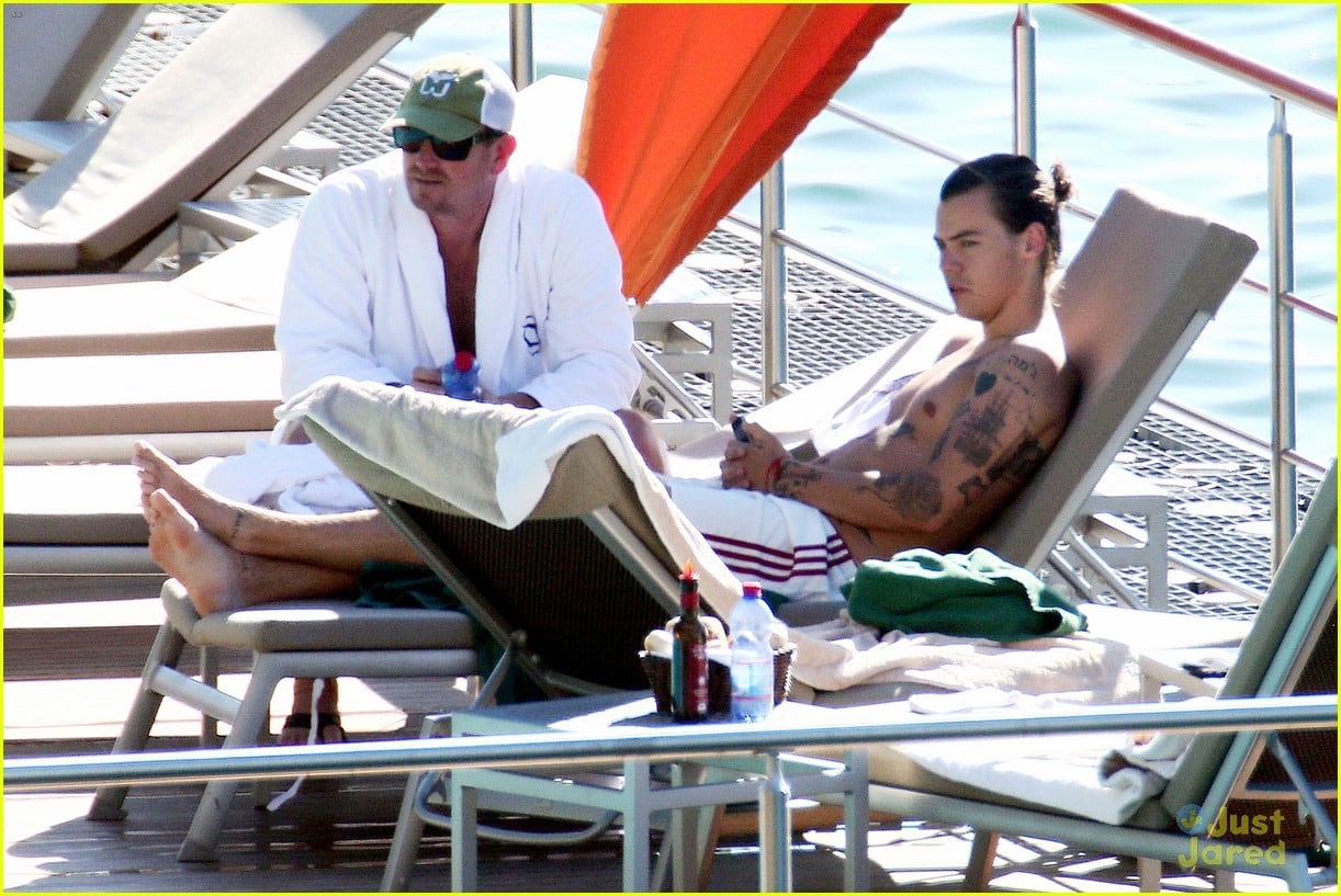 Harry Styles Rocks a Ponytail While Lounging Shirtless Poolside in ...