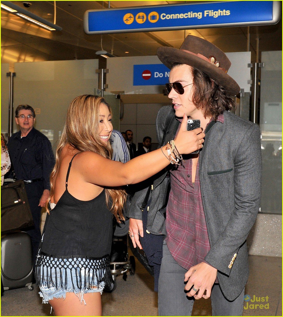 Harry Styles Makes Safe Landing & Takes Selfie With Fans at LAX | Photo ...