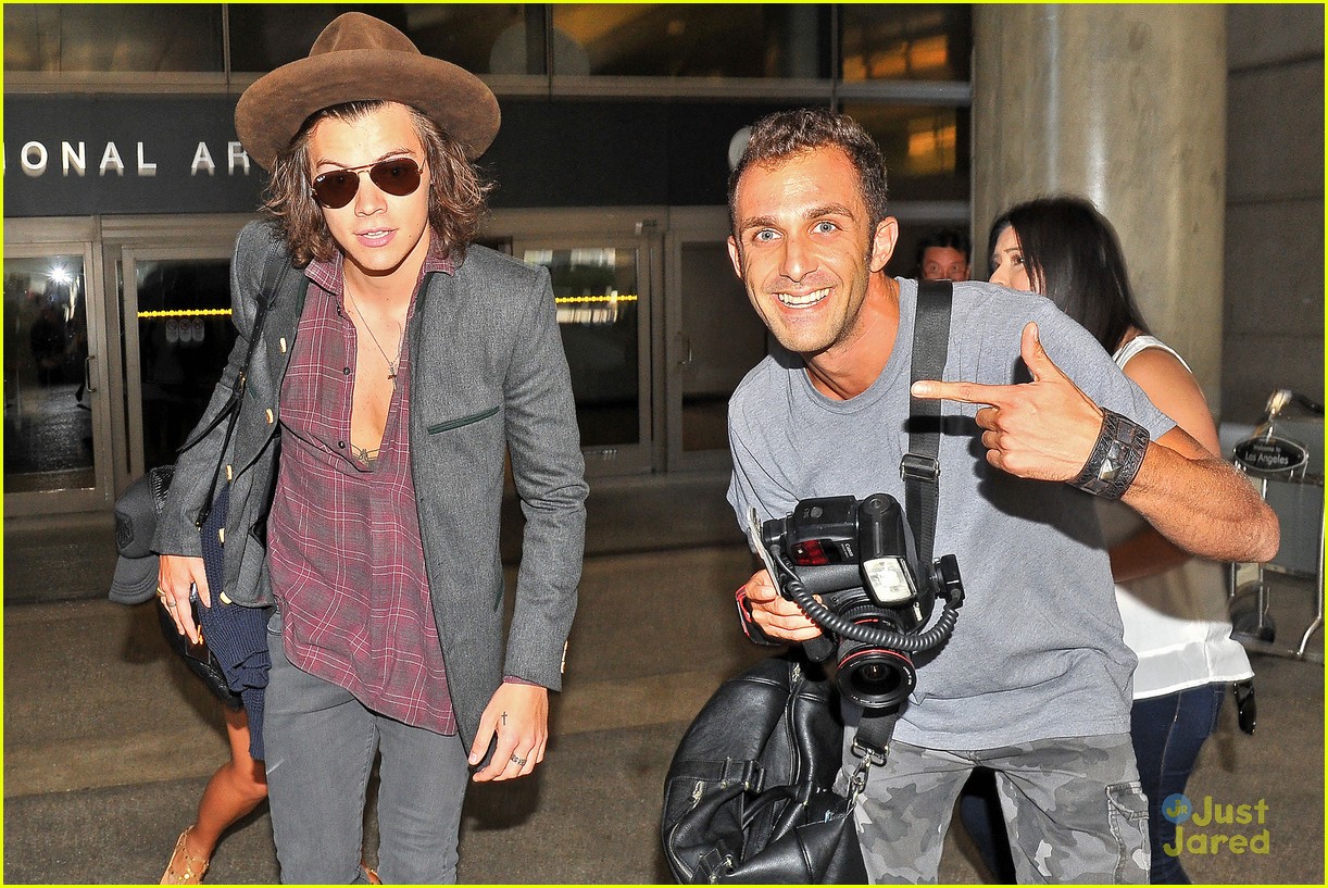 Full Sized Photo of harry styles stops airport fans selfie 25 | Harry ...