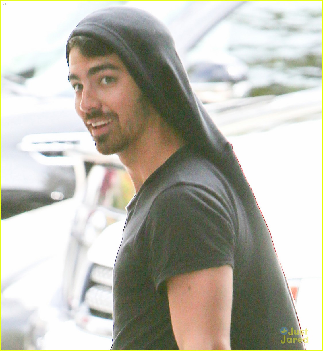 Joe Jonas Says 'I Made It' After Applebees Starts Following Him on ...