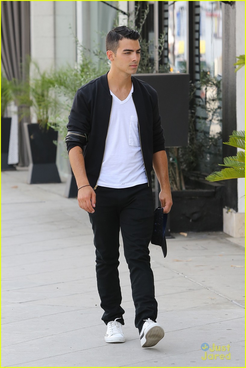 Joe Jonas Looks Super Clean Cut on Solo Shopping Spree | Photo 700948 ...