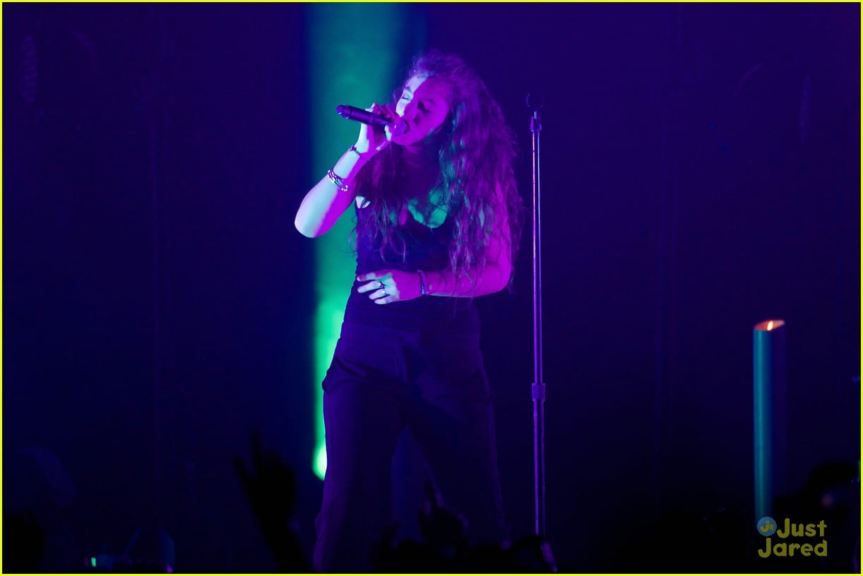 Lorde Gives a Dark Performance in Australia! | Photo 692502 - Photo ...