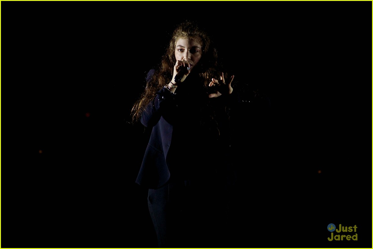 Lorde Gives a Dark Performance in Australia! | Photo 692509 - Photo ...