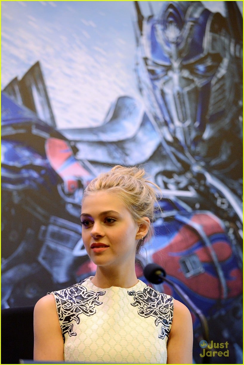 Nicola Peltz & Jack Reynor Hit the Beach for 'Transformers' Photo Call ...