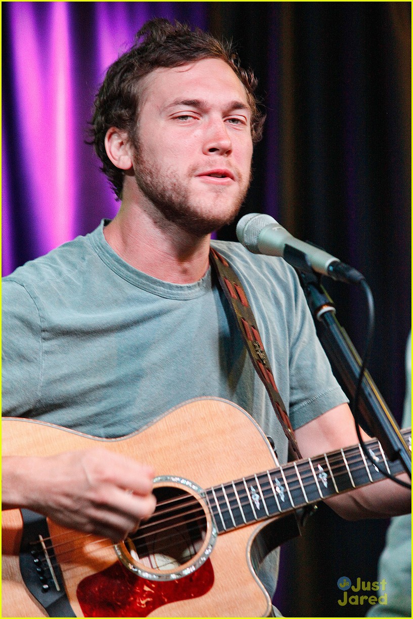 Phillip Phillips is Trying to Power Through Small Throat Problems ...