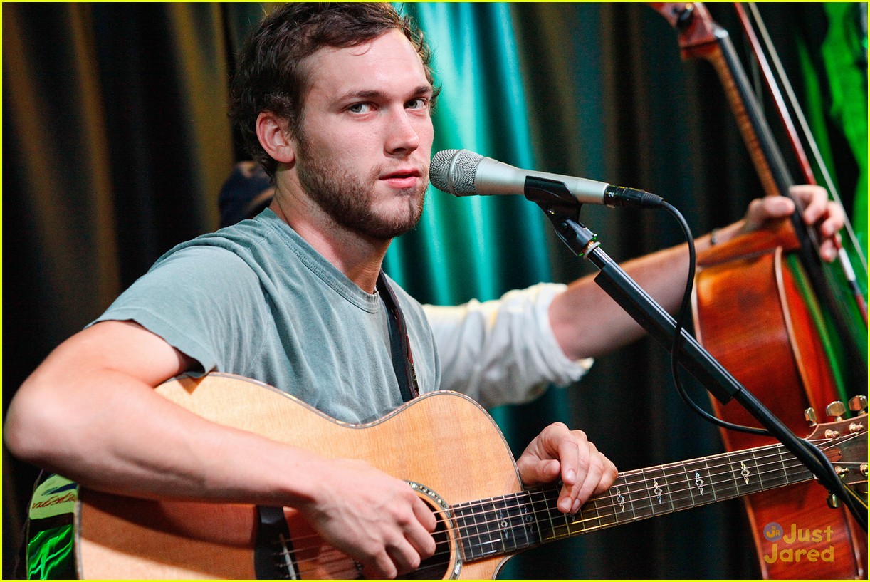 Phillip Phillips is Trying to Power Through Small Throat Problems ...
