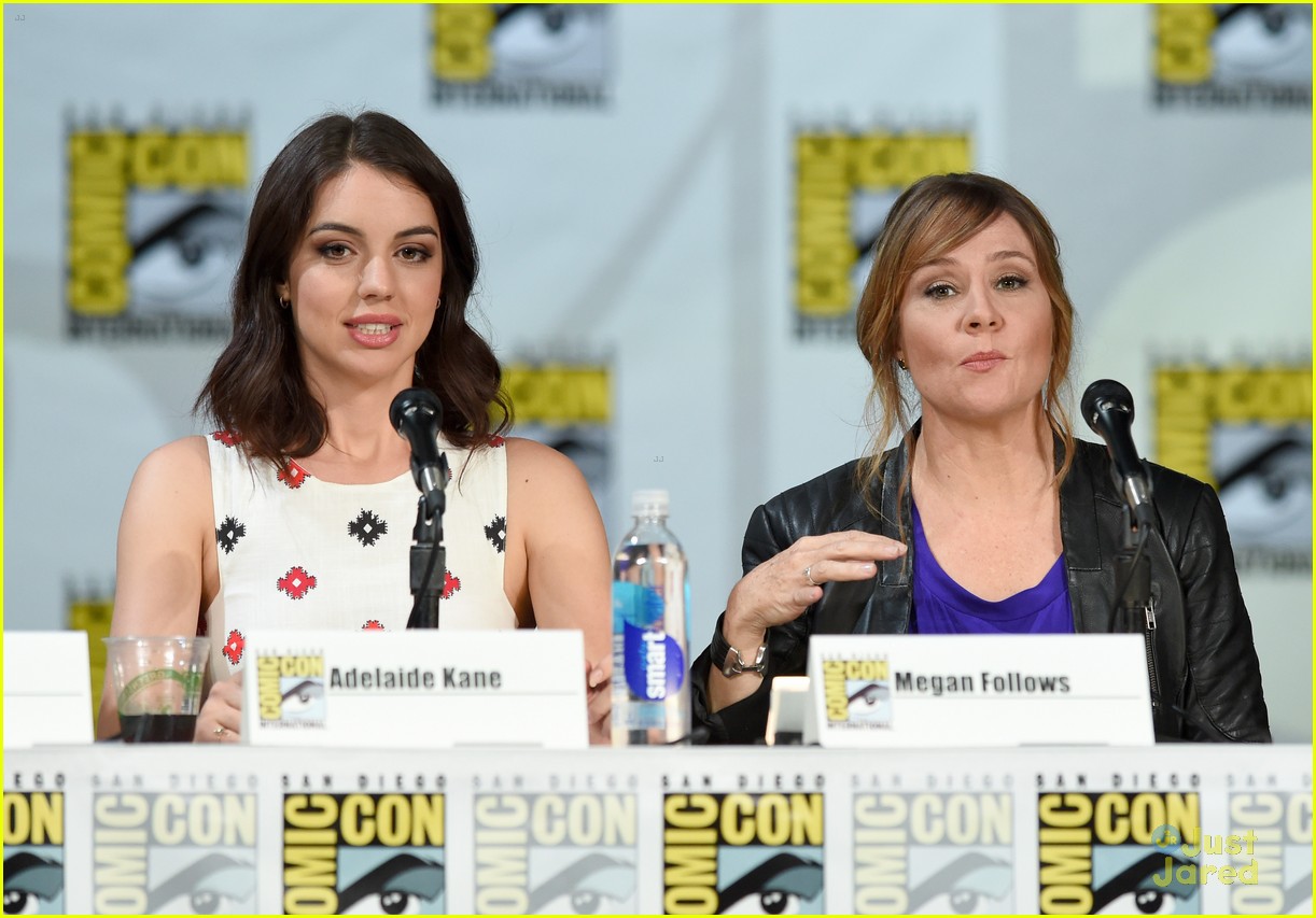 Adelaide Kane & Toby Regbo Are In Full On Adorable Mode at Reign's ...