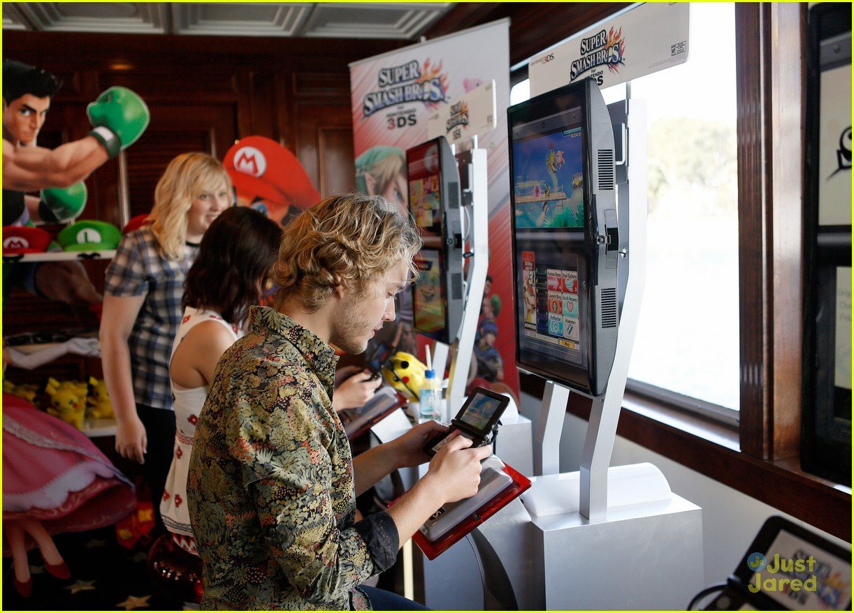 Adelaide Kane & Toby Regbo Are In Full On Adorable Mode at Reign's ...