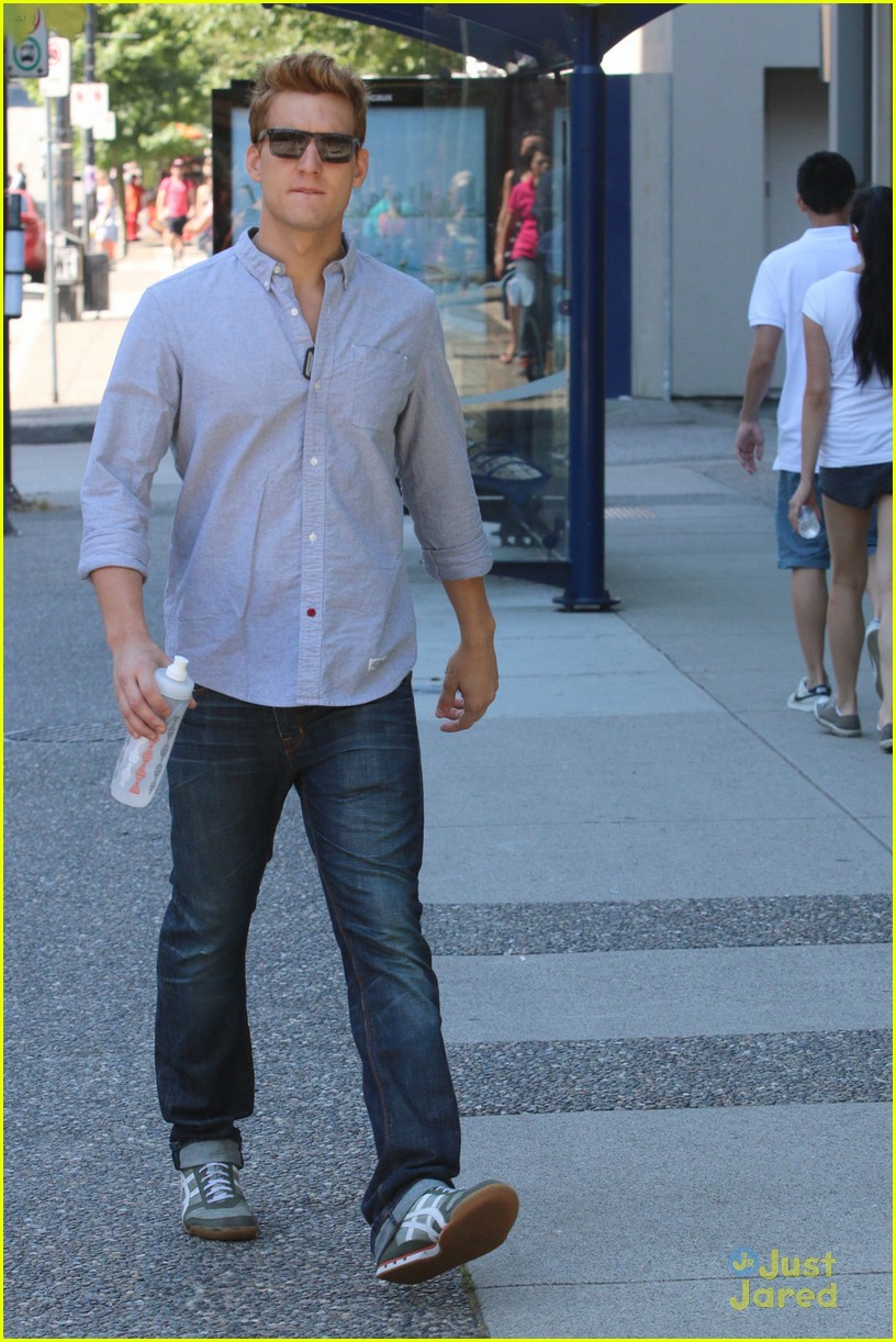 Scott Michael Foster: Kristoff Arrives in Vancouver For 'Once Upon A ...