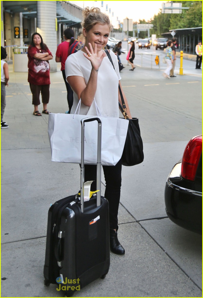 CW Stars Willa Holland, Eliza Taylor & More Arrive Back in Vancouver To ...