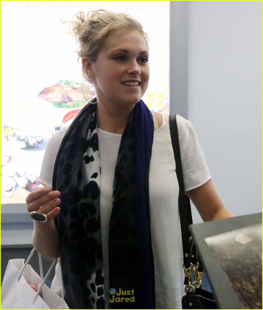 CW Stars Willa Holland, Eliza Taylor & More Arrive Back in Vancouver To ...