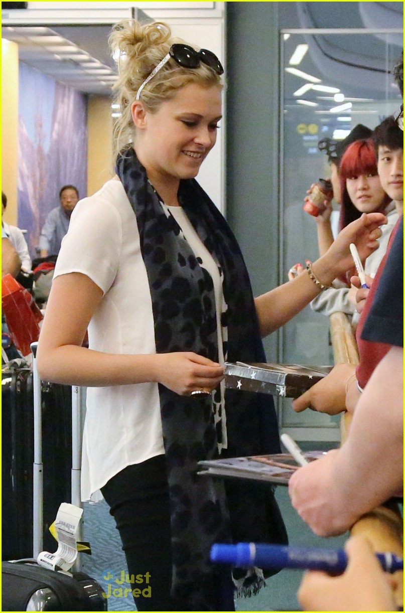 CW Stars Willa Holland, Eliza Taylor & More Arrive Back in Vancouver To ...
