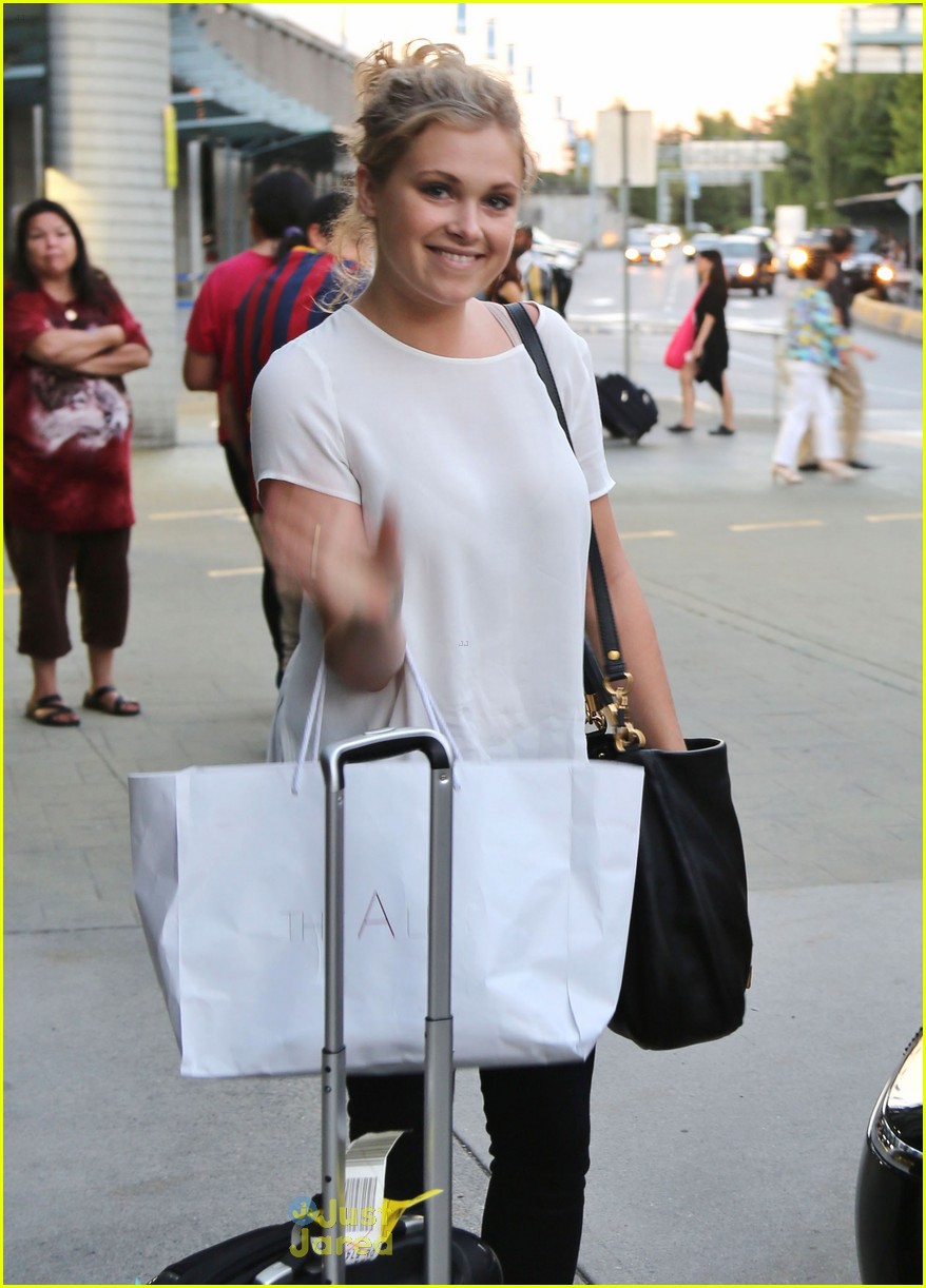 CW Stars Willa Holland, Eliza Taylor & More Arrive Back in Vancouver To ...