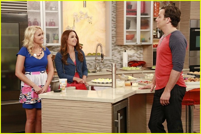 Is There A Bun In The Oven For Gabi & Josh on 'Young & Hungry'? | Photo ...