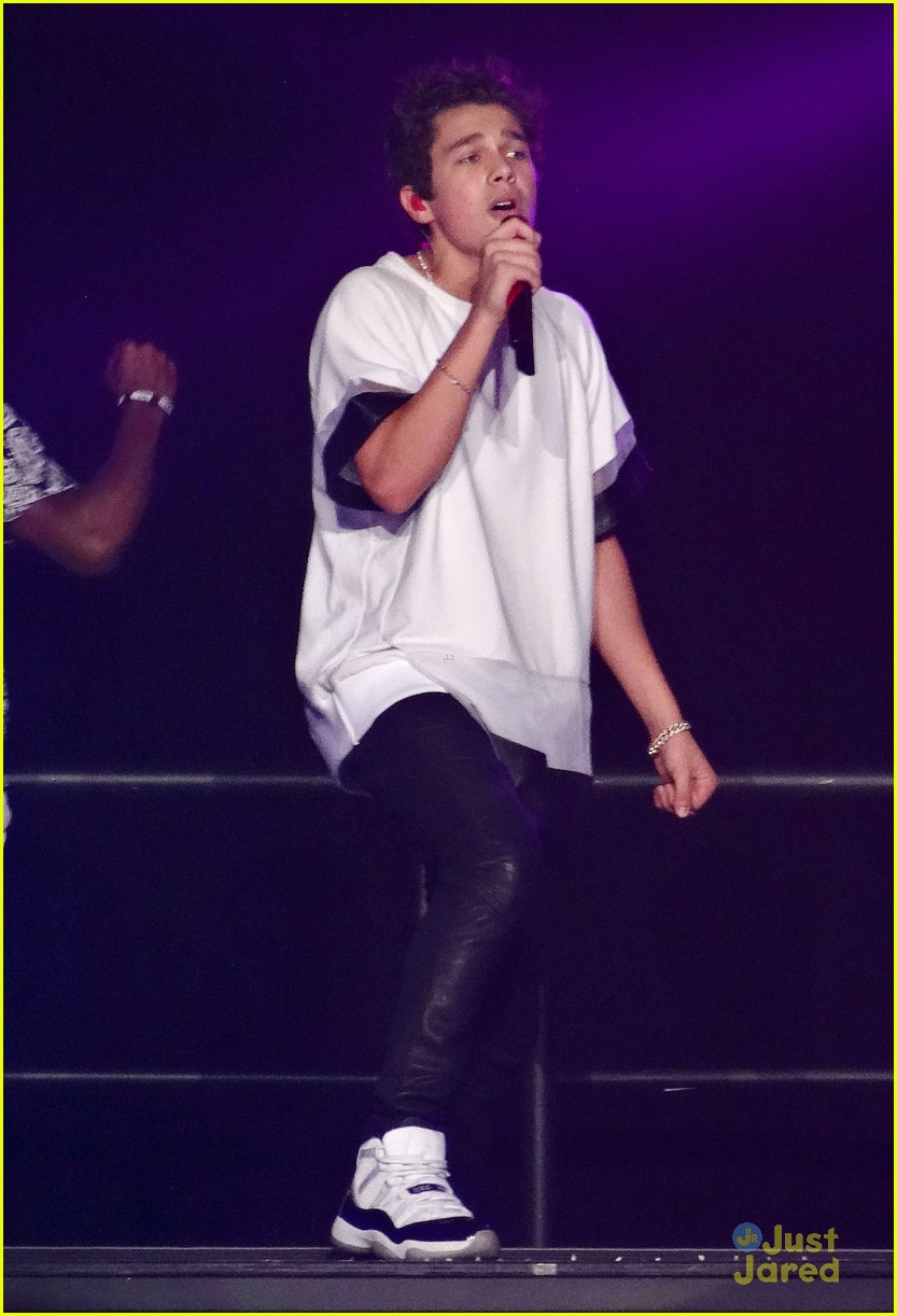 Full Sized Photo of austin mahone vamps hard rock joint vegas concert ...