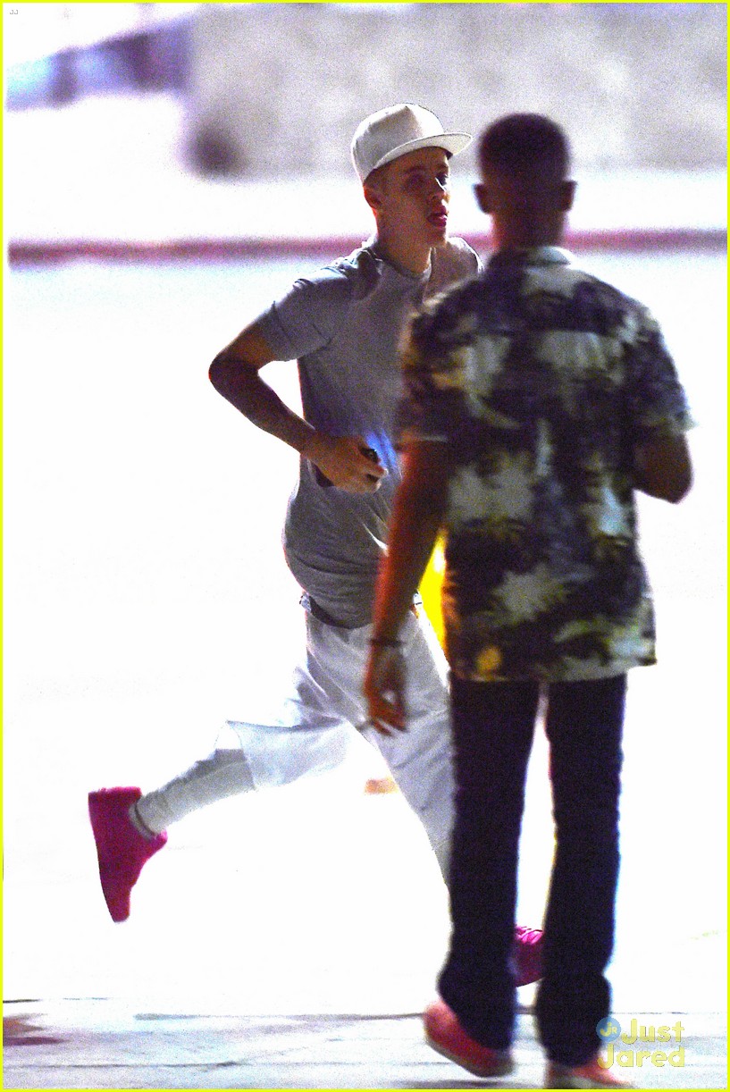 Justin Bieber Shows Off His Boxing Skills After Hiking with Friends ...