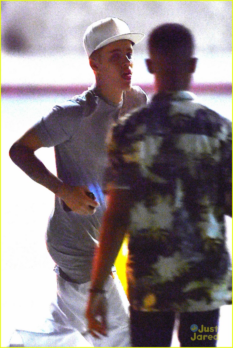 Justin Bieber Shows Off His Boxing Skills After Hiking with Friends ...