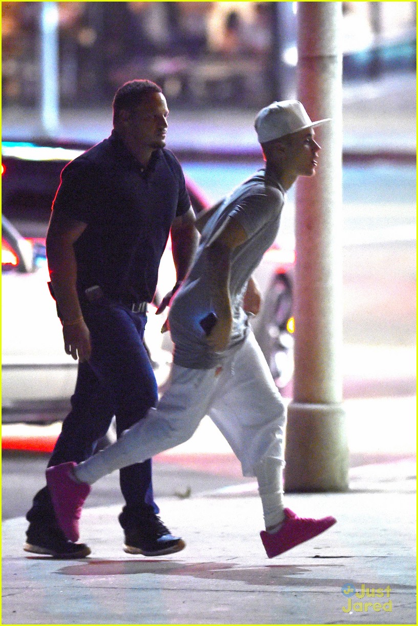 Justin Bieber Shows Off His Boxing Skills After Hiking with Friends ...