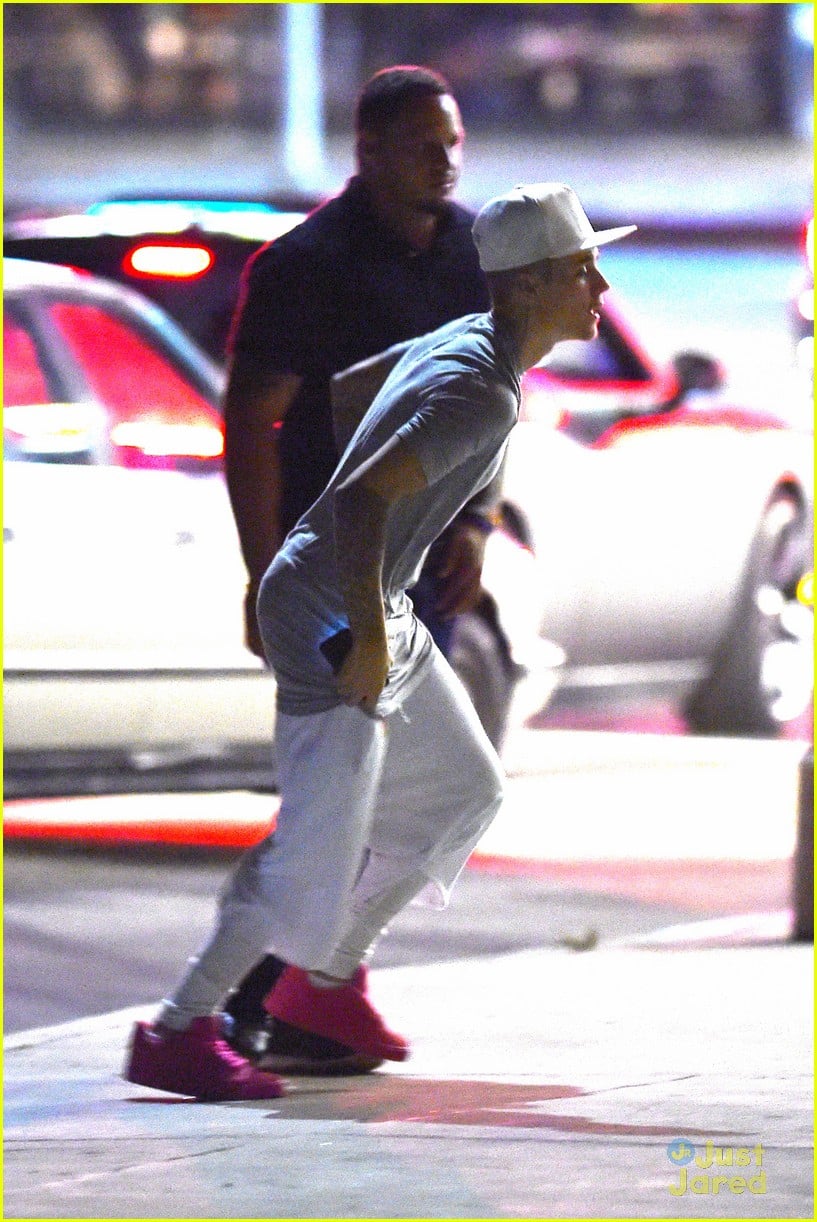 Full Sized Photo of justin bieber boxing skills hike with friends 07 ...