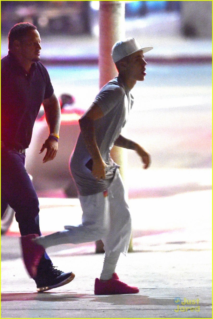 Justin Bieber Shows Off His Boxing Skills After Hiking with Friends ...