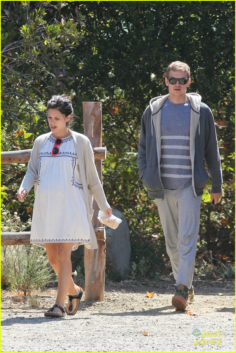 Rachel Bilson Takes a Birthday Walk with Hayden Christensen | Photo ...