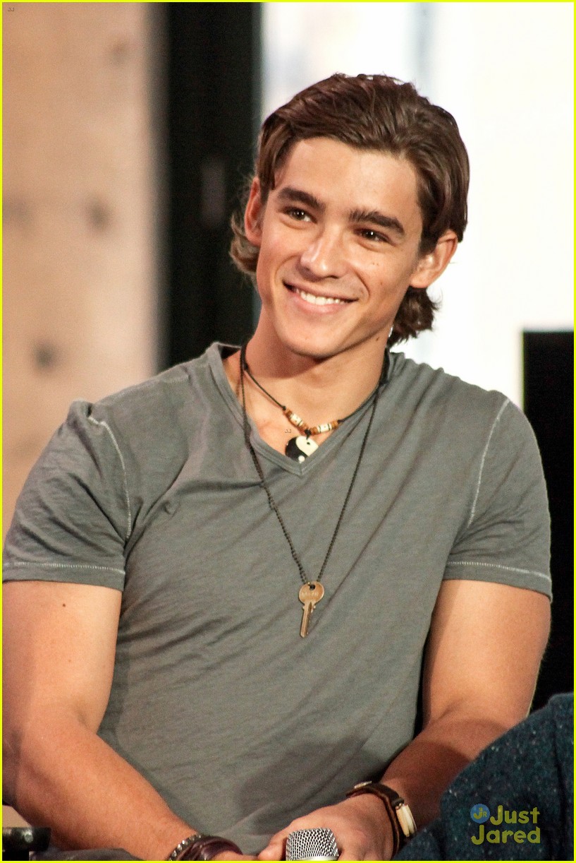 Cameron Monaghan Keeps it Sharp at 'The Giver' NYC Premiere | Photo ...