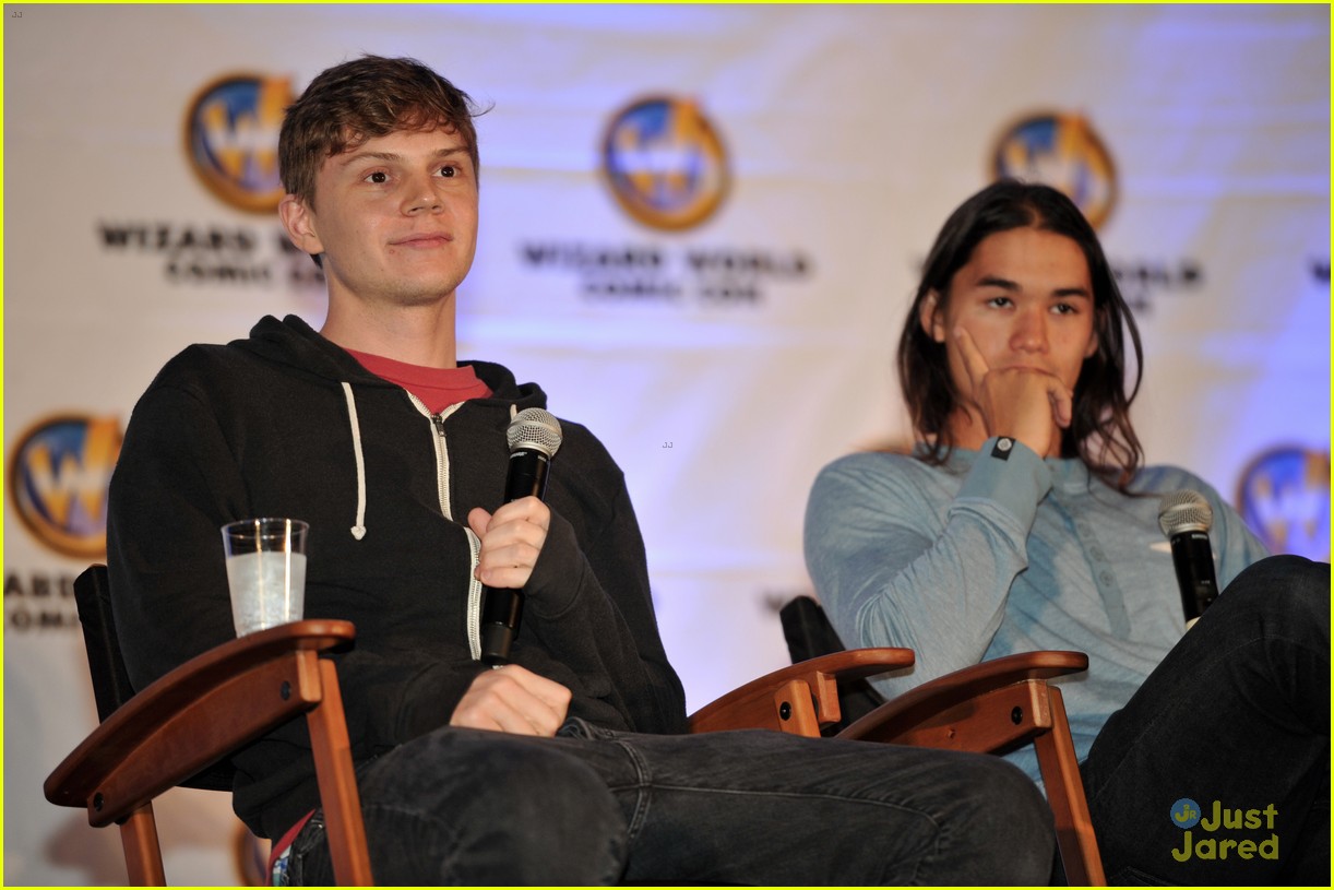 Evan Peters Sports New Short Haircut at Chicago Comic Con 2014 | Photo ...