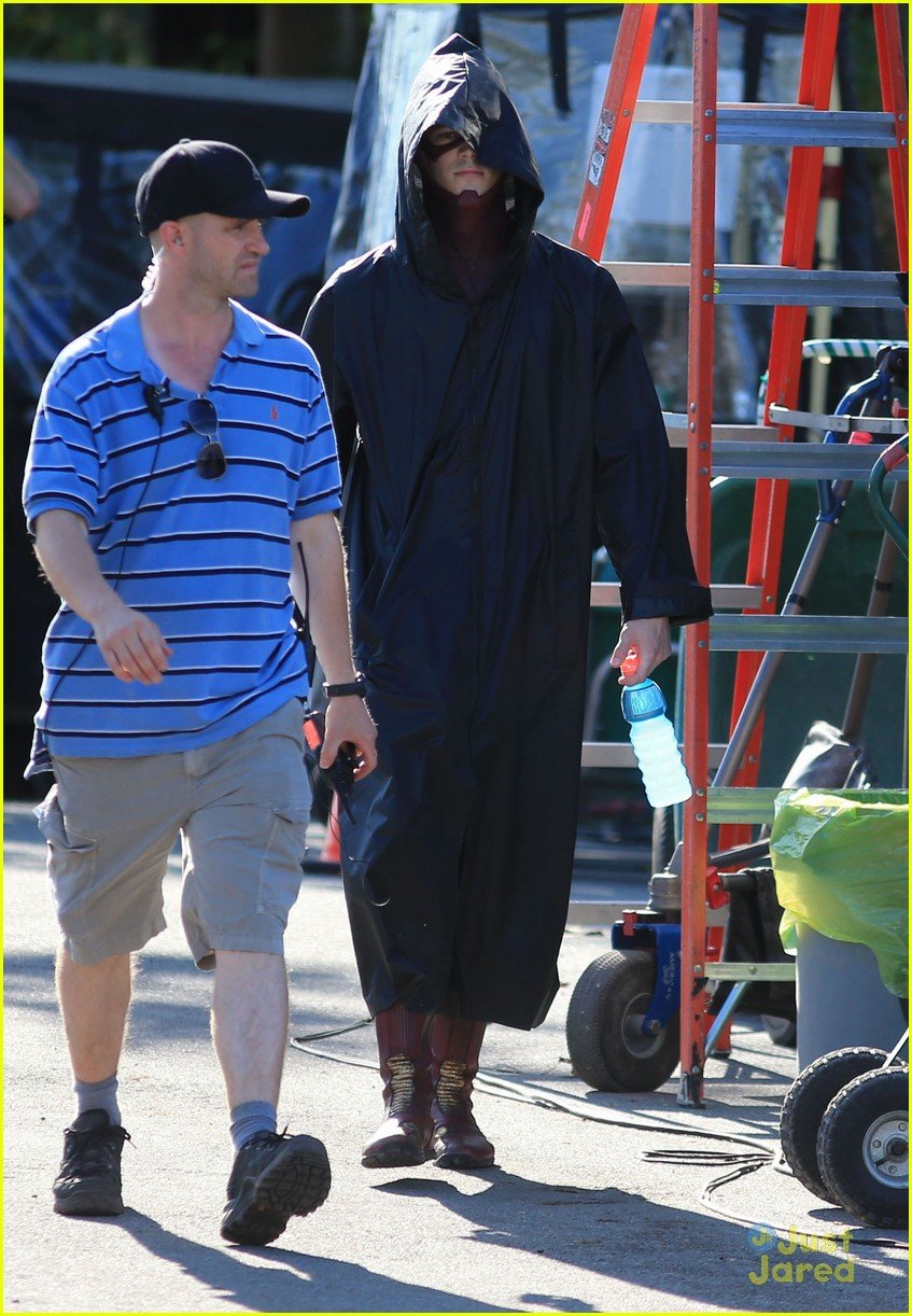 Grant Gustin Suits Up & Strips Down For 'The Flash' Filming in ...