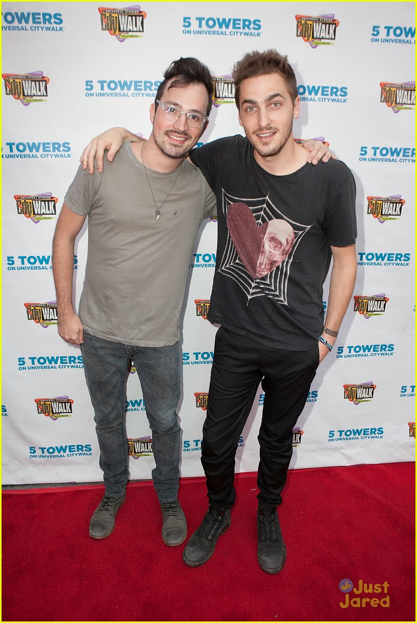 Heffron Drive Covers Avicii & MAGIC During CityWalk Concert - Watch ...