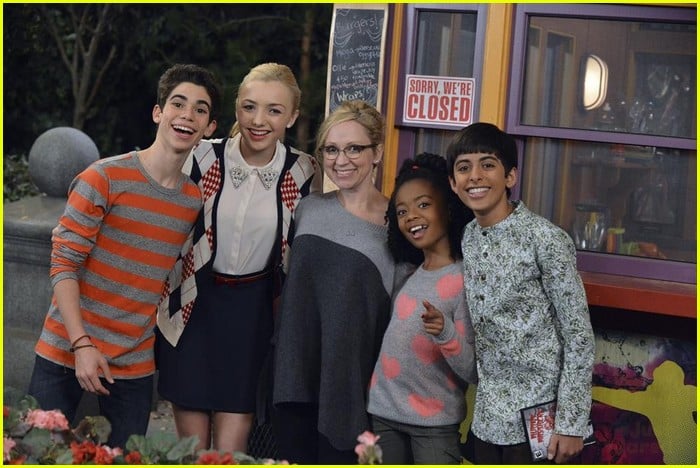 Bertram Makes It A Family Affair For High School Reunion on 'Jessie ...