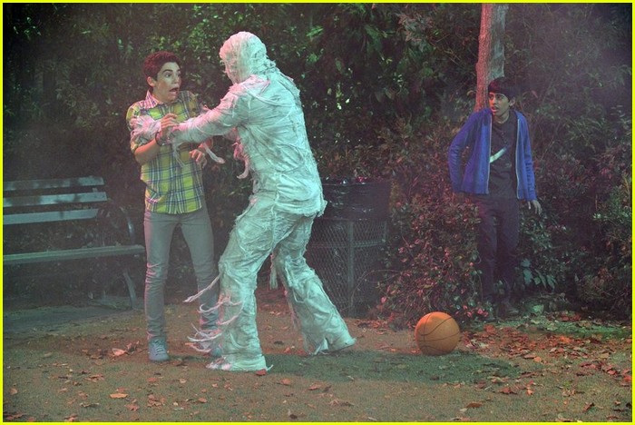 Bertram Makes It A Family Affair For High School Reunion on 'Jessie ...