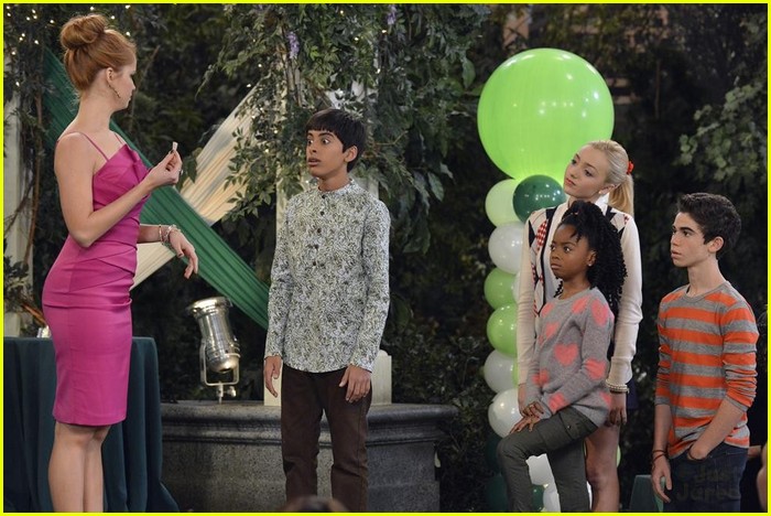 Bertram Makes It A Family Affair For High School Reunion on 'Jessie ...