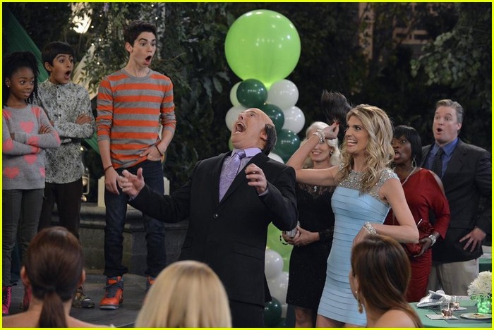Bertram Makes It A Family Affair For High School Reunion on 'Jessie ...
