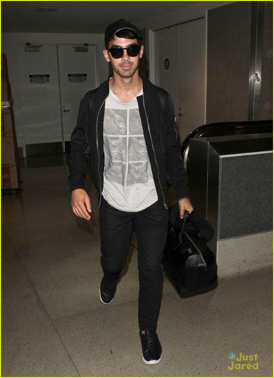 Joe Jonas Arrives Back in L.A. After Whirlwind Trip to Brazil | Photo ...