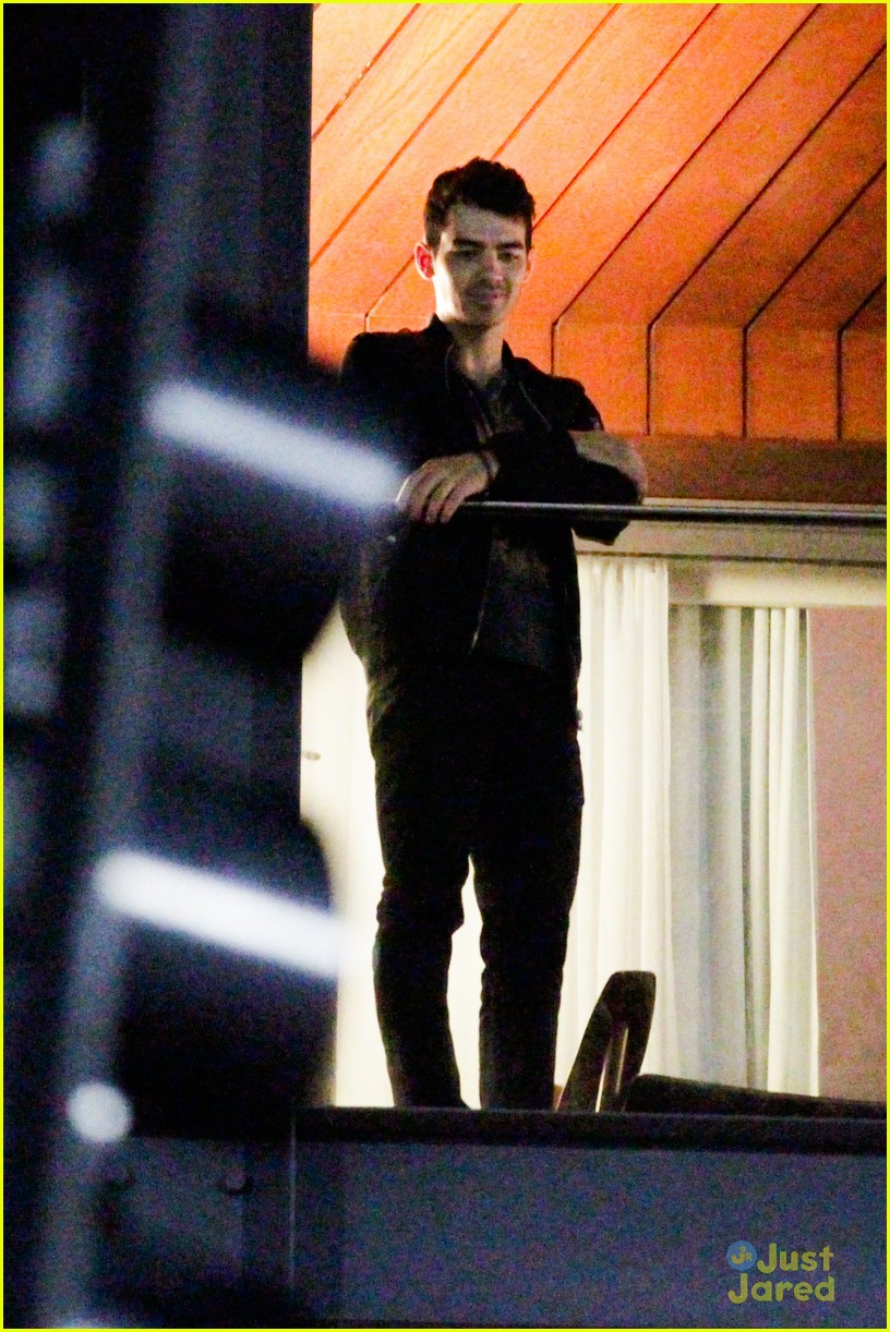 Joe Jonas Relaxes Shirtless Poolside Before Hanging with Brazilian ...