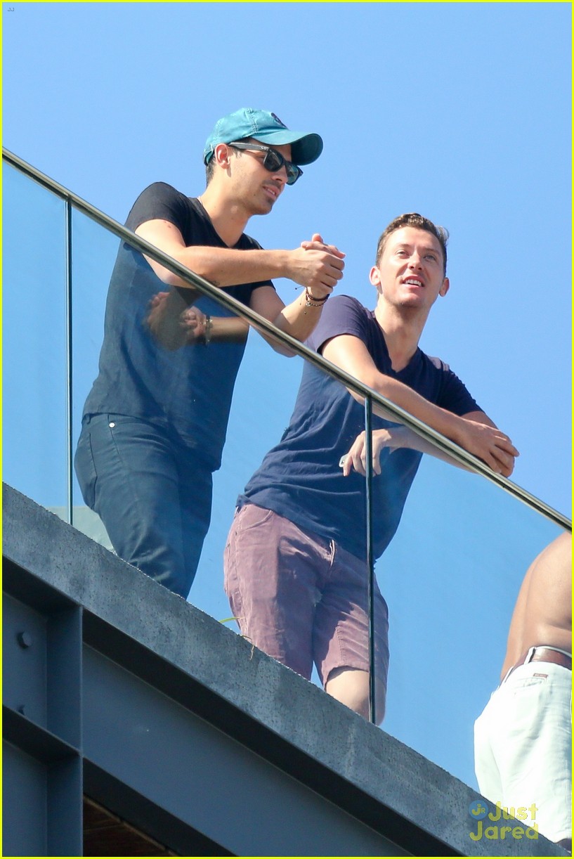 Joe Jonas Relaxes Shirtless Poolside Before Hanging with Brazilian ...