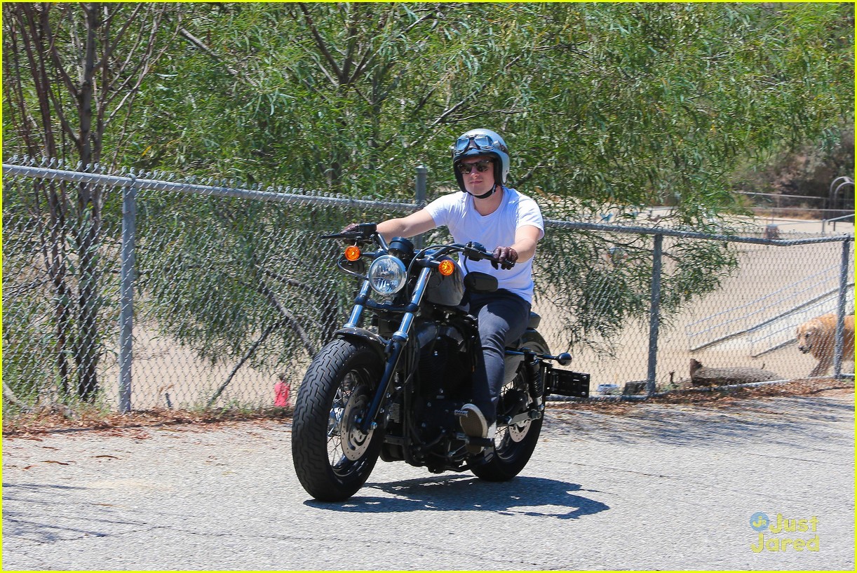 Josh Hutcherson Rides Off On His Motorcycle on a Hot Day | Photo 701801 ...