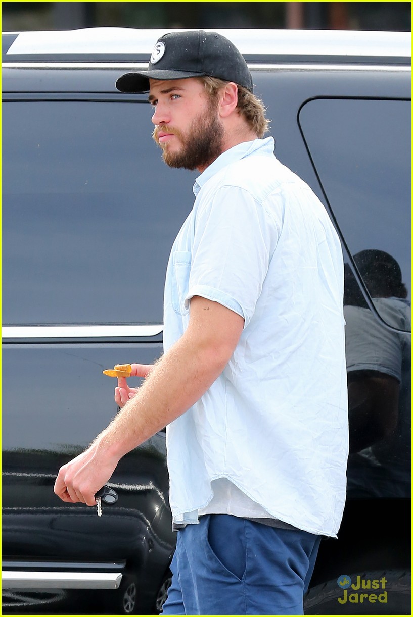 Liam Hemsworth Can't Wait to Get Home, Chows Down on Chips Outside ...