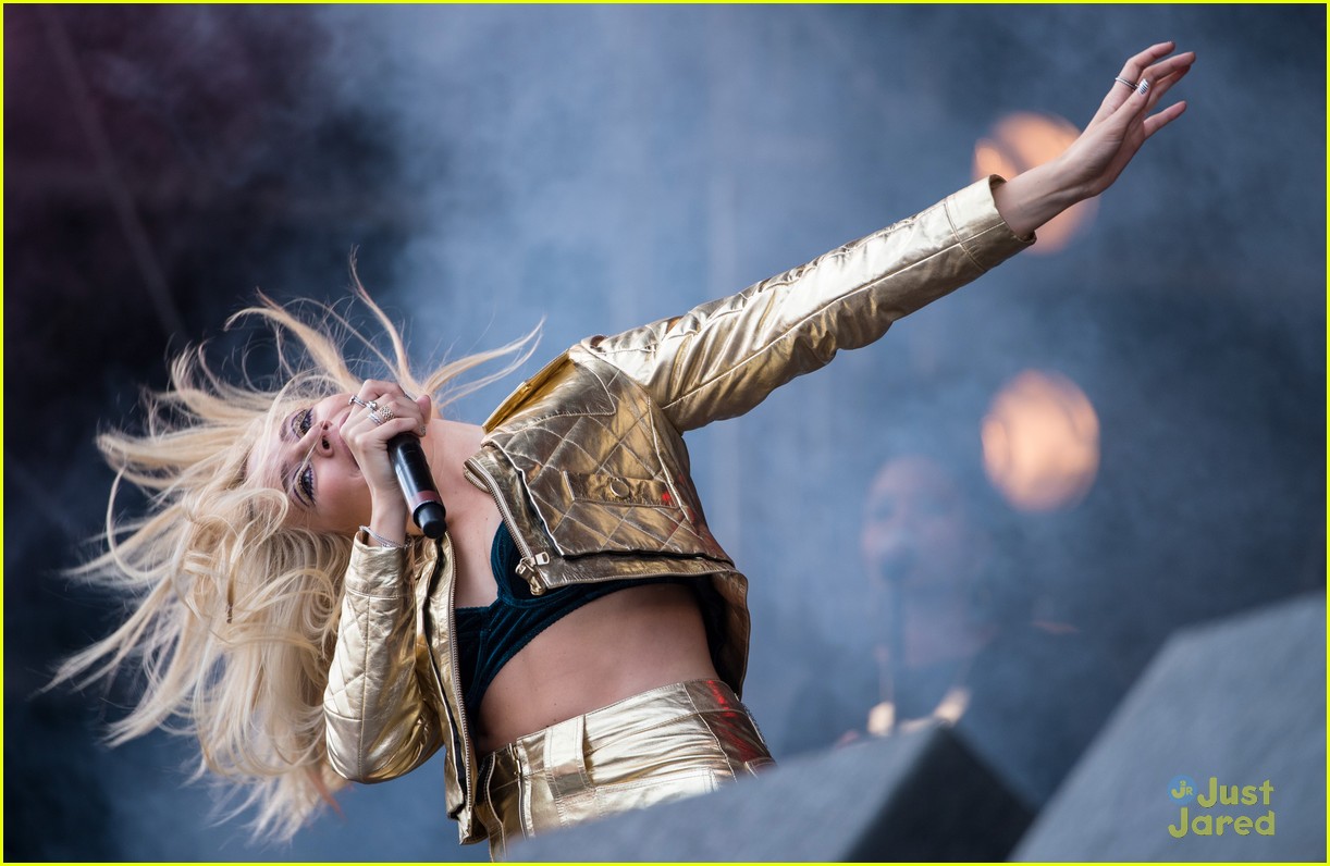 Pixie Lott Gives a Hair Raising Performance During V Festival! | Photo ...