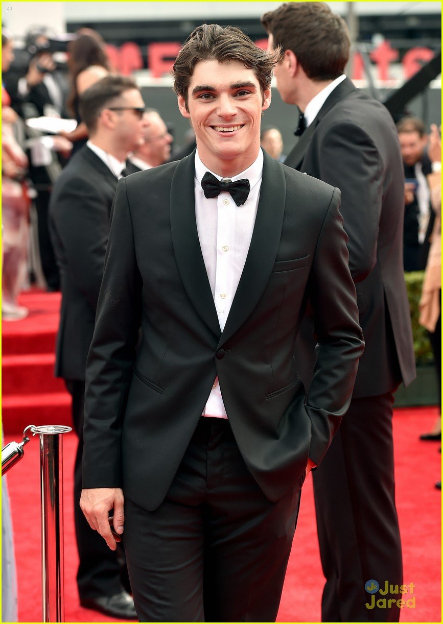 Breaking Bad's RJ Mitte Brings Mom Dyna To Emmy Awards 2014 | Photo ...
