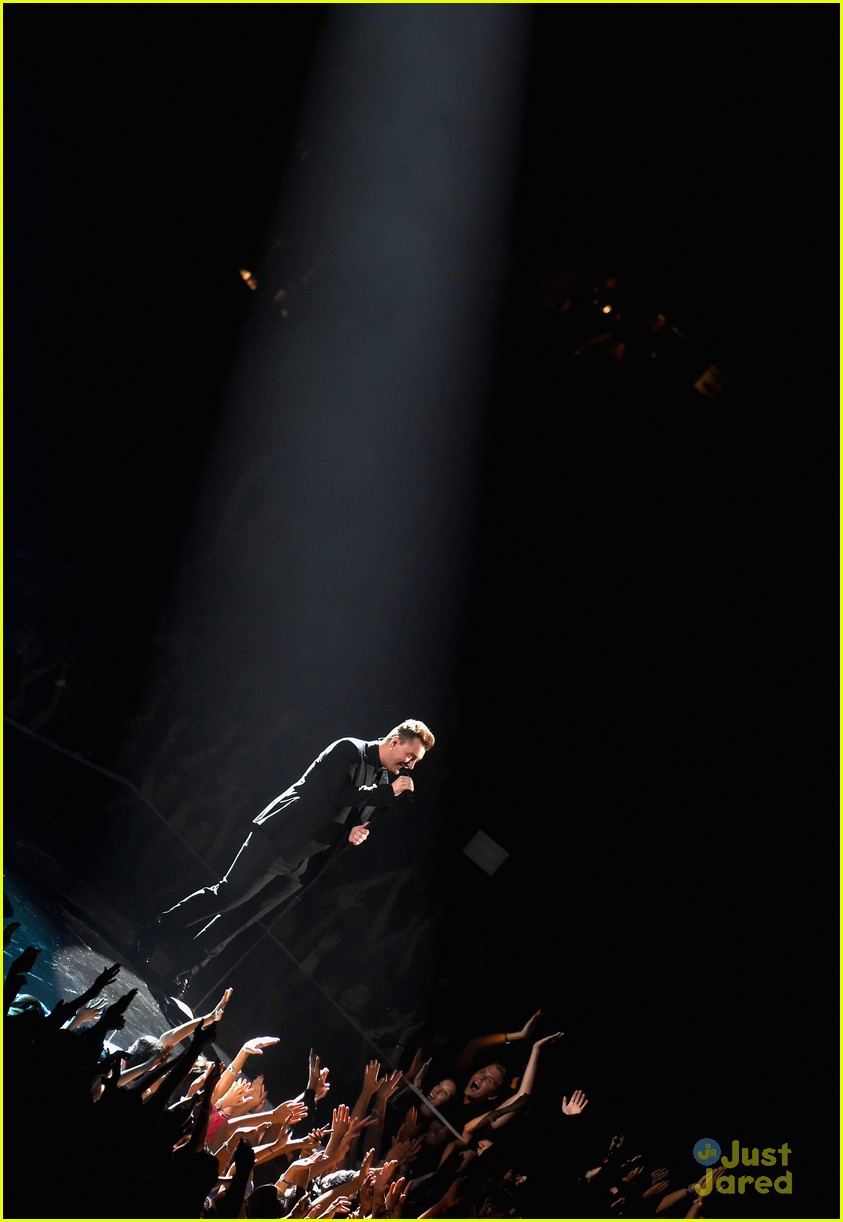 Sam Smith Beautifully Sings 'Stay with Me' at MTV VMAs 2014 - Watch Now ...