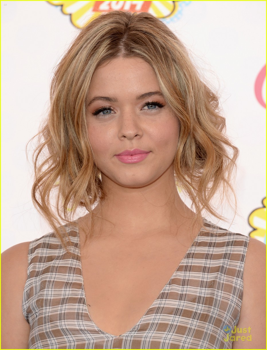 Sasha Pieterse Brings Home Breakout TV Star Surfboard at Teen Choice ...