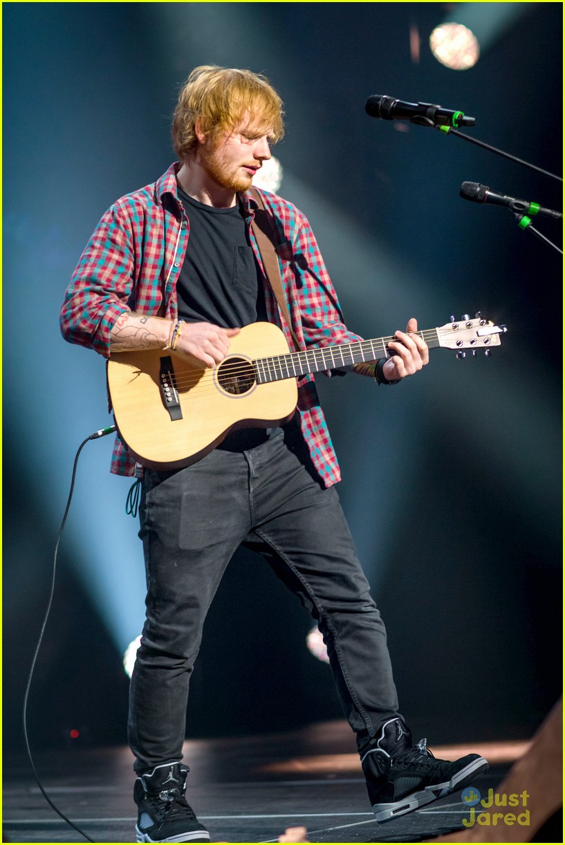 Ed Sheeran Performs For A Giant Crowd In Las Vegas Photo 712422