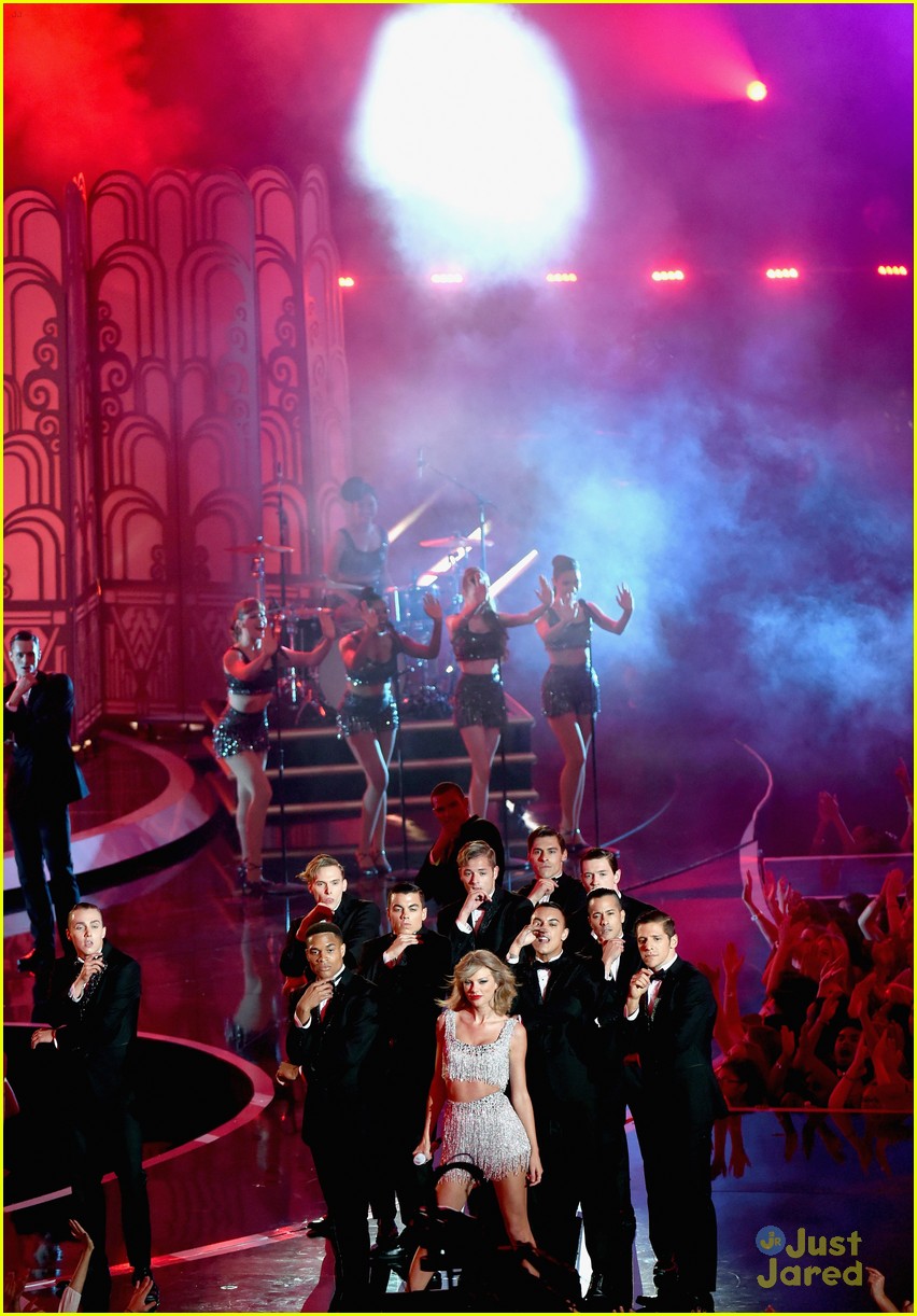 Taylor Swift Debuts 'Shake it Off' Live at MTV VMAs 2014 - Watch Now ...