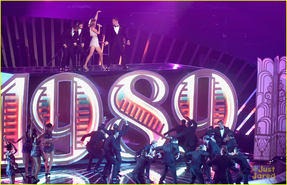 Taylor Swift Debuts 'Shake it Off' Live at MTV VMAs 2014 - Watch Now ...