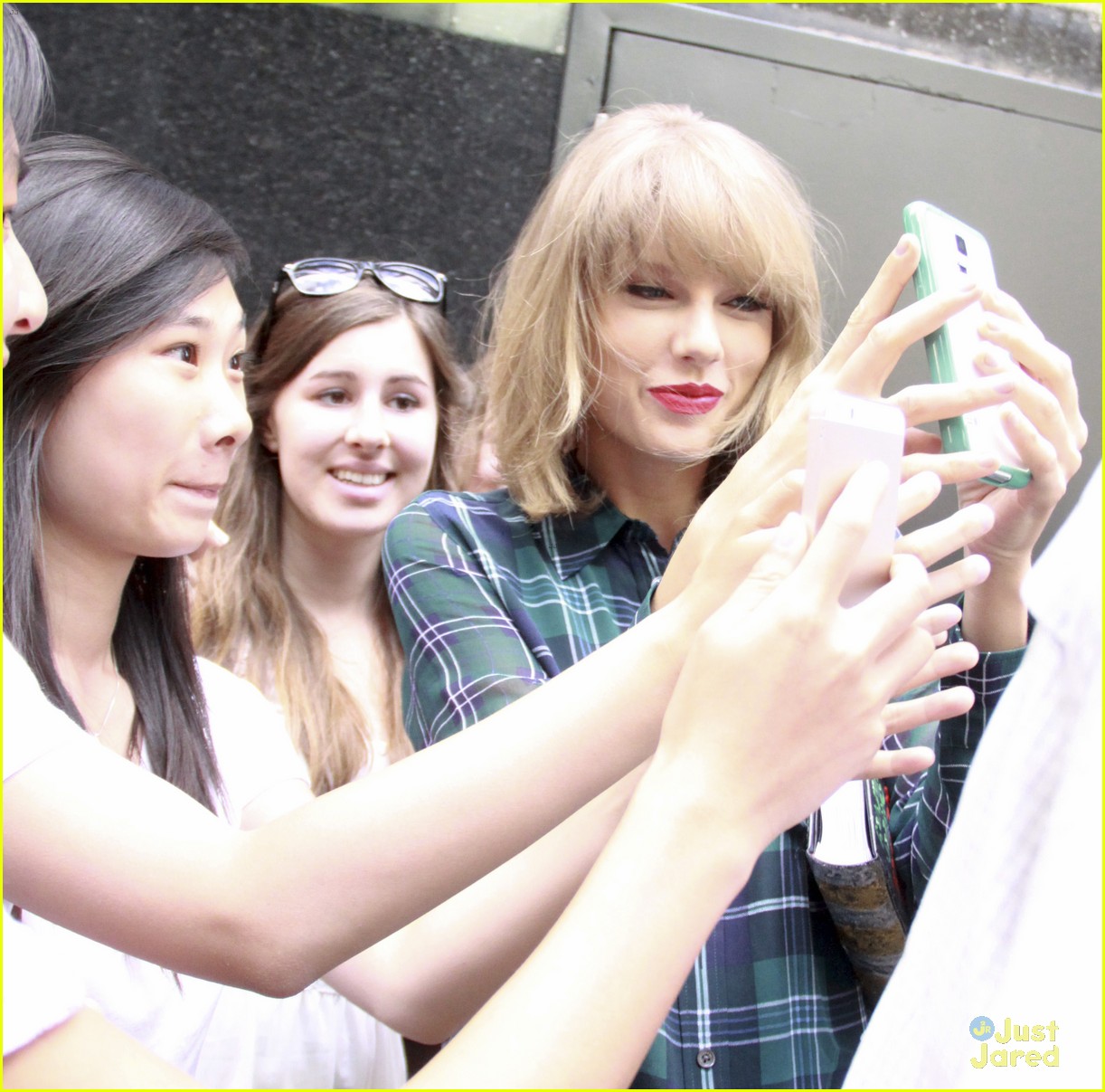 Taylor Swift's New Single 'Shake It Off' Hits No. 1 on iTunes! | Photo ...