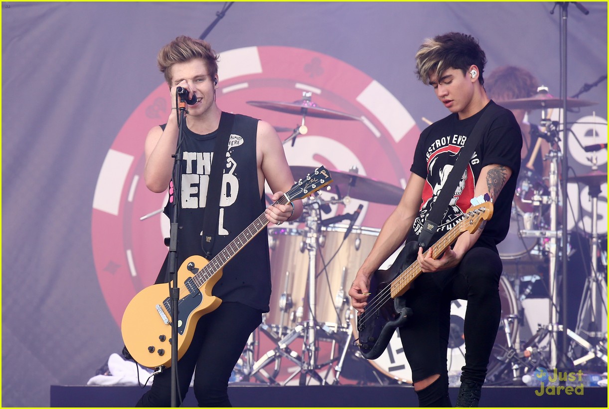 One Direction & 5 Seconds of Summer Attend iHeartRadio Music Festival ...