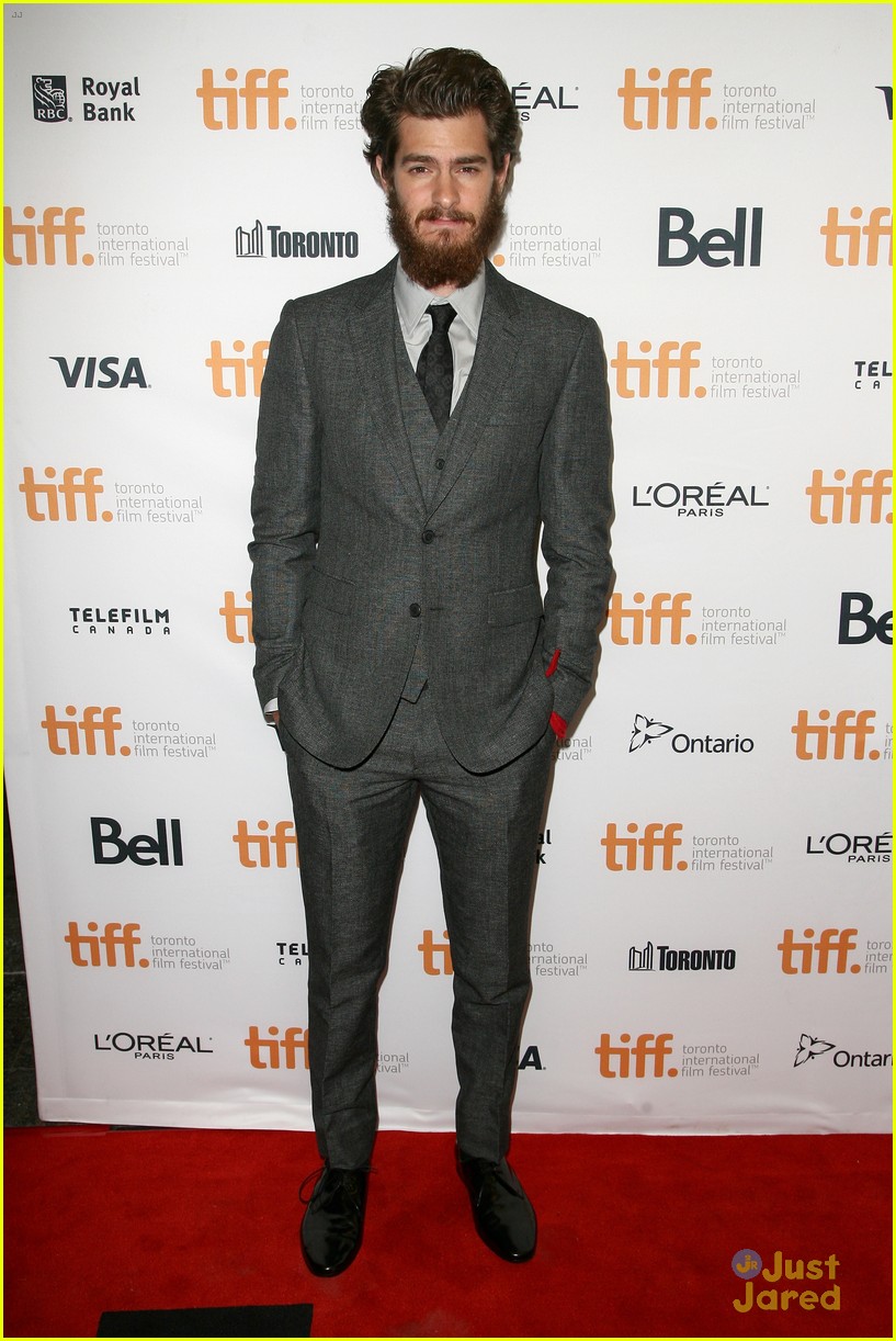 Andrew Garfield Boasts Bushy Beard at '99 Homes' TIFF Premiere | Photo ...