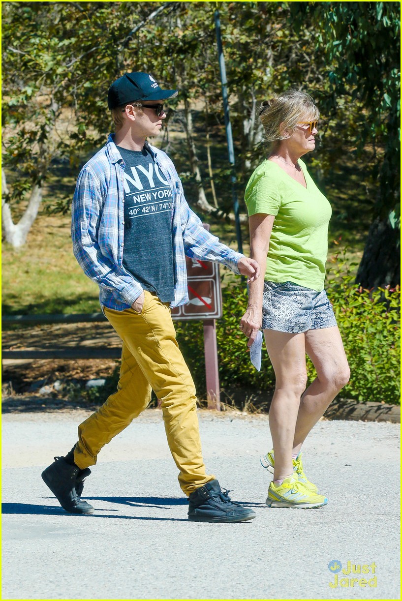 Hayden Christensen Bids Farewell to His Mom After Hollywood Hike ...