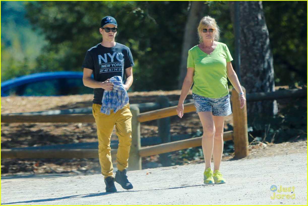 Hayden Christensen Bids Farewell to His Mom After Hollywood Hike ...